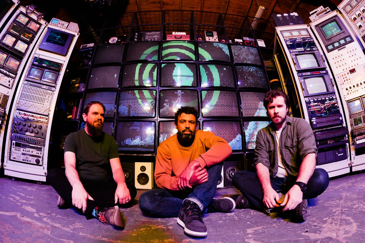 Clipping lanza "Forever War" como adelanto de Dead Channel Sky Plus ...